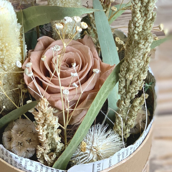 Petit arrangement de fleurs séchées et rose mocca, Des Lys & Délices ...